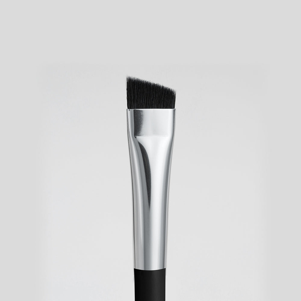 The Corner Brush Eye Stamper® | V-Shaped Eye Shadow Brush for Smokey Eyes
